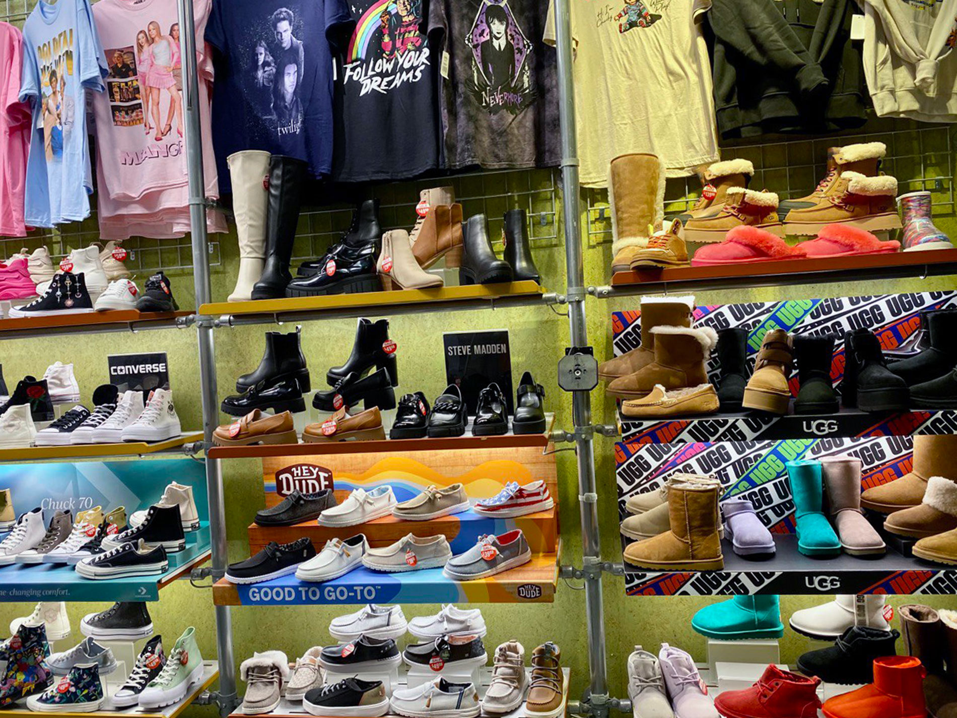 Journeys' Strategic Shift: Plans to Close Over 120 Stores in 2024 ...